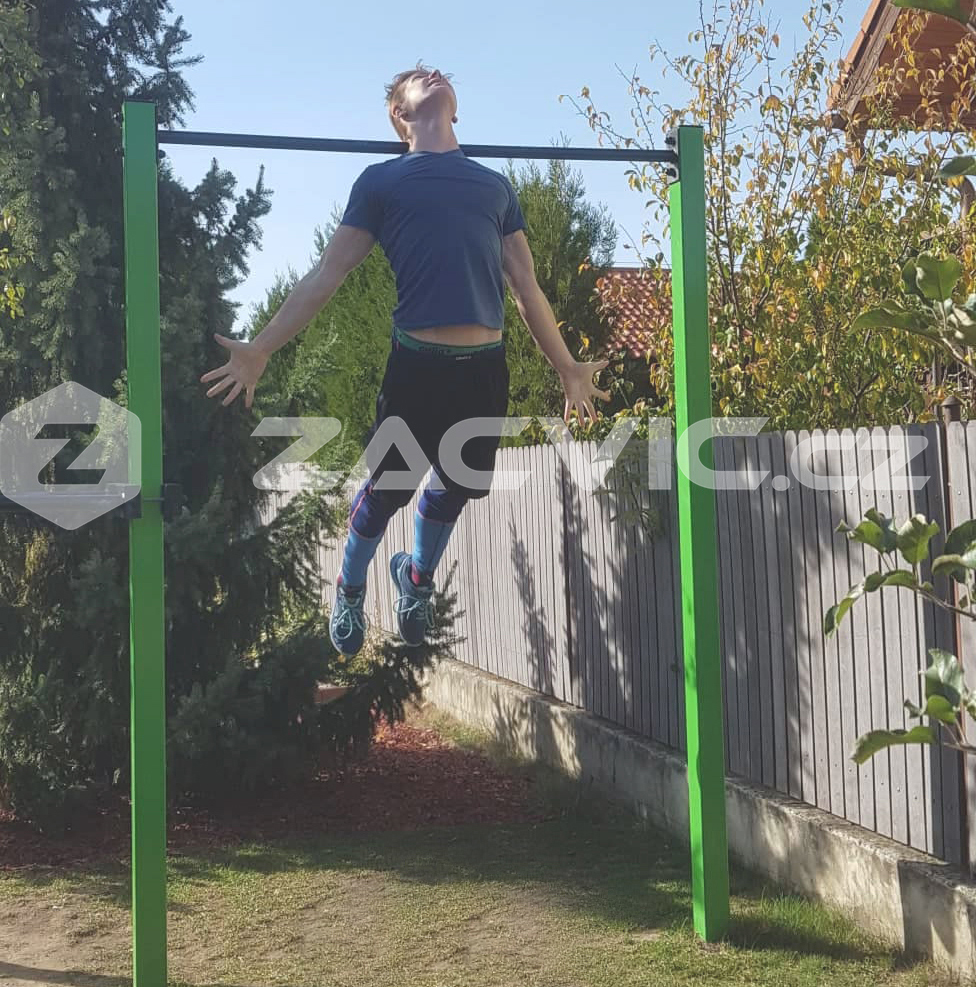 Shyby na hrazdě a kliky na bradlech je základ